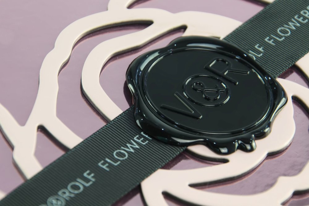 jujin-new+york-packaging-Viktor+&+Rolf-box-flowerbomb+logo - Advance ...